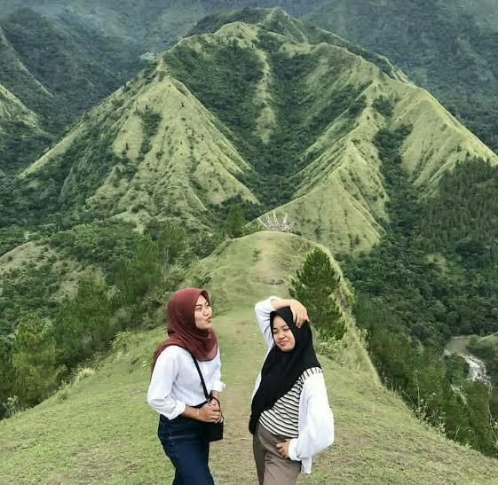 Gunung Nona Enrekang, Pesona Alam yang Memukau di Sulawesi Selatan